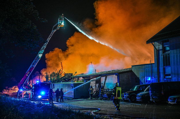 Mehrere Millionen Euro Schaden bei Brand von Holz-Betrieb | RADIO 7