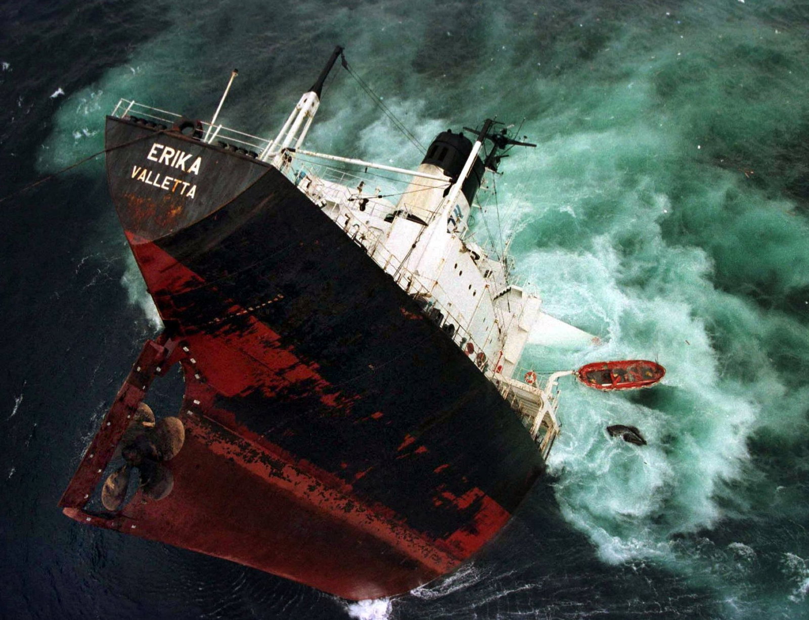 Nach Havarie der «Erika» 1999 - Marine stopft Risse am Wrack | RADIO 7